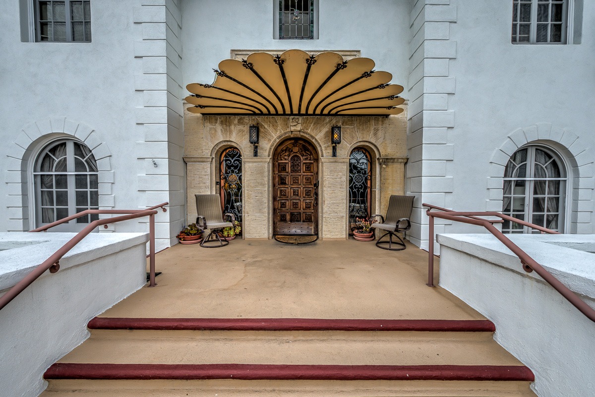 Somebody Please Save This Glamorous Hollywood Mansion!